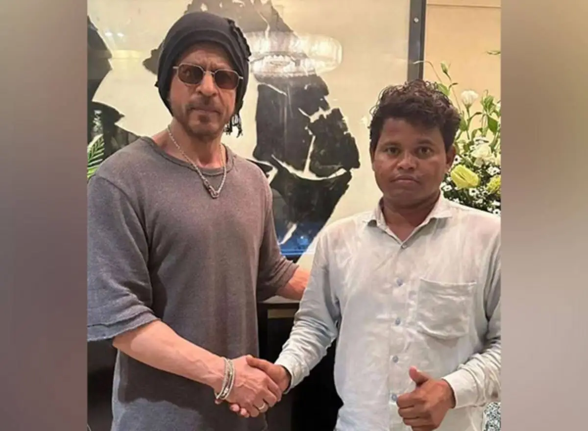After 95 Day Wait Outside ‘Mannat,’ Fan Gets To Meet SRK - IndiaWest News