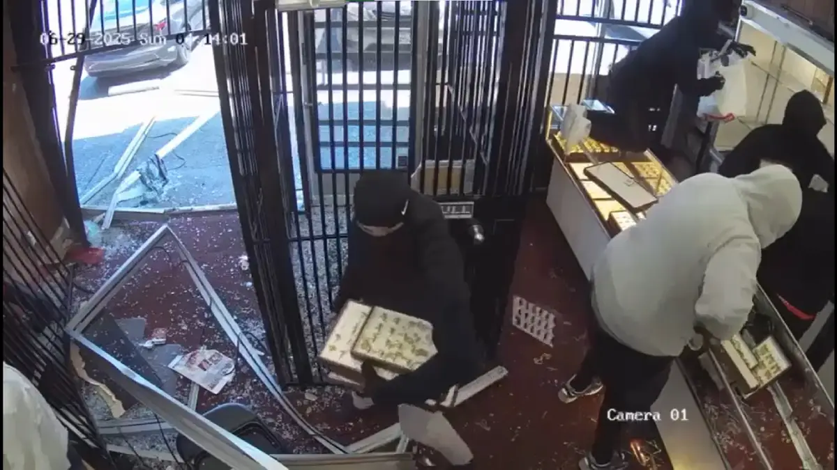 California Jewelers Rocked By Brazen Daytime Smash-and-Grab Gangs ...